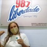 Ouvinte Daniela Marinho recebe seu Vale Compra - Rádio Liberdade FM 98,7